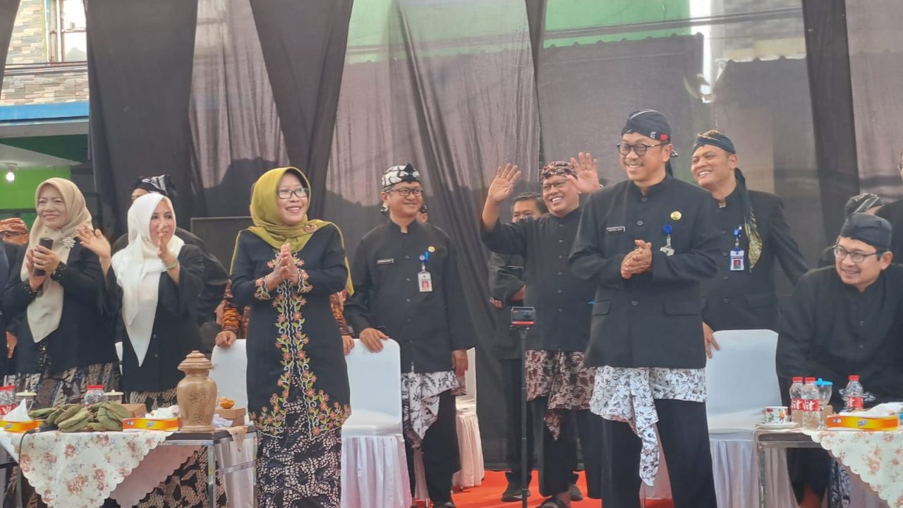 HUT 422 KAB.TEGAL : GUNUNGAN HASIL BUMI IKUT MERIAHKAN KIRAB TOMBAK ...